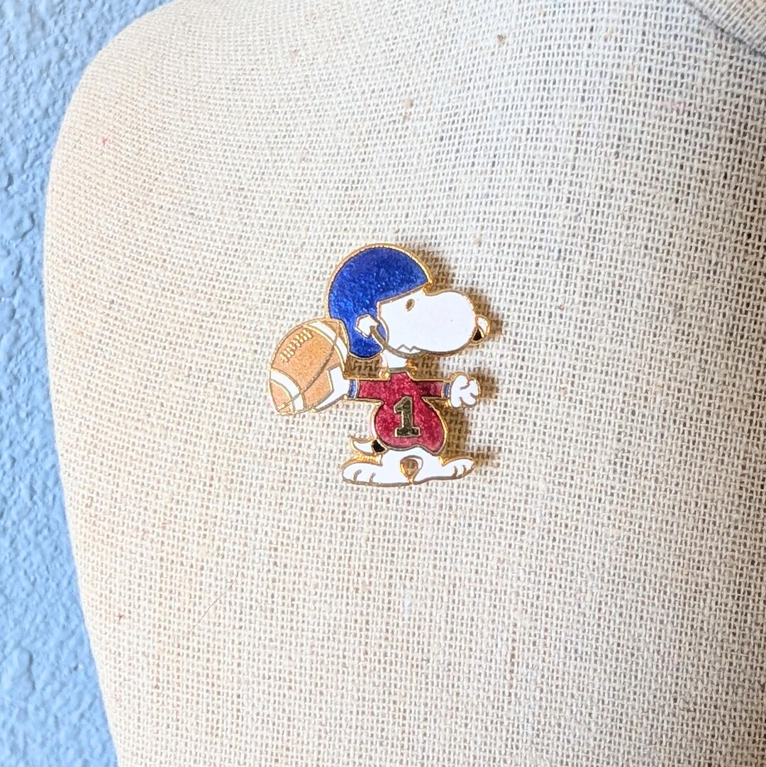 Vintage 70s Snoopy Football Enamel Brooch Pin - Aviva United Features ...