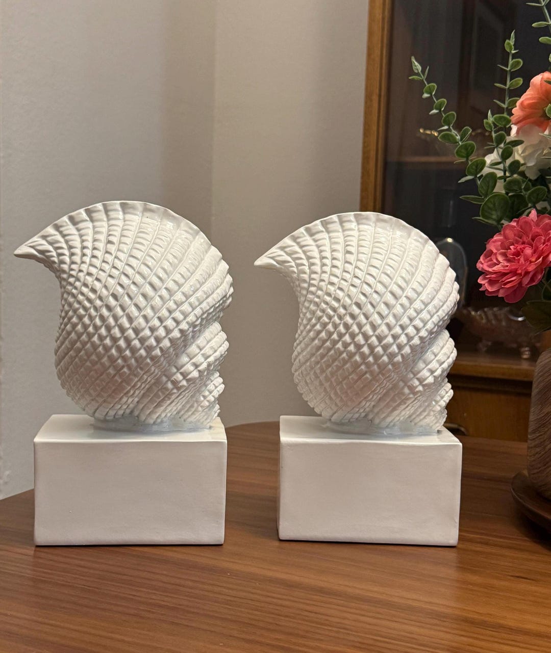 Set of 2 Conch Shell White Wooden Tabletop Shelf Display Figurines ...