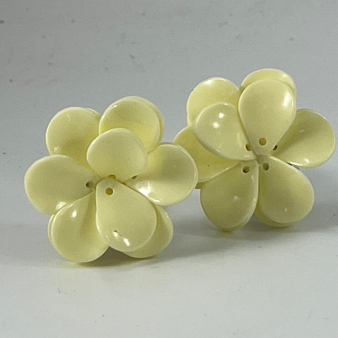 Pair of Vintage 1960s Era Yellow Plastic Floral Clip-on Earrings - Etsy