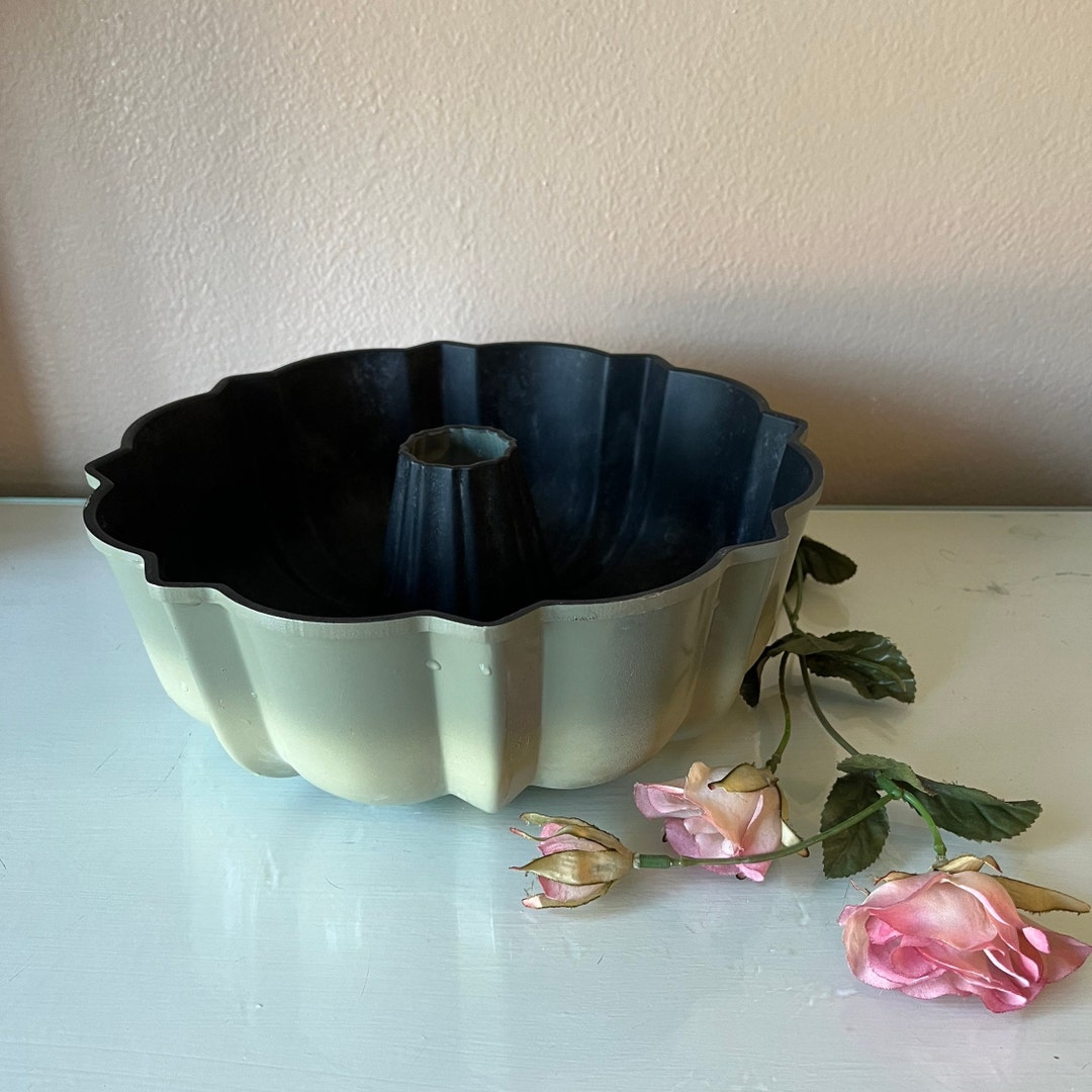 Two Toned Green Bundt Pan / Non Stick Surface Over Aluminum Bundt Pan ...
