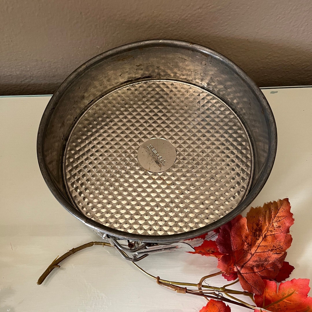 Used Spring Form 8 1/2 Cake Pan / Round Baking Cake Pan / Waffle Bottom ...