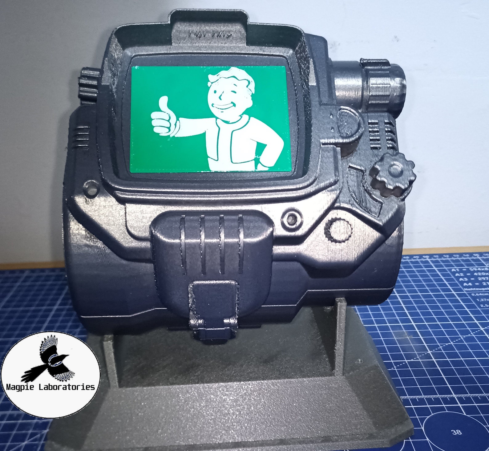 Wearable Fallout Pip Boy 3000 MKIV W/ Stand Prop Replica 3 4 TV Painted ...