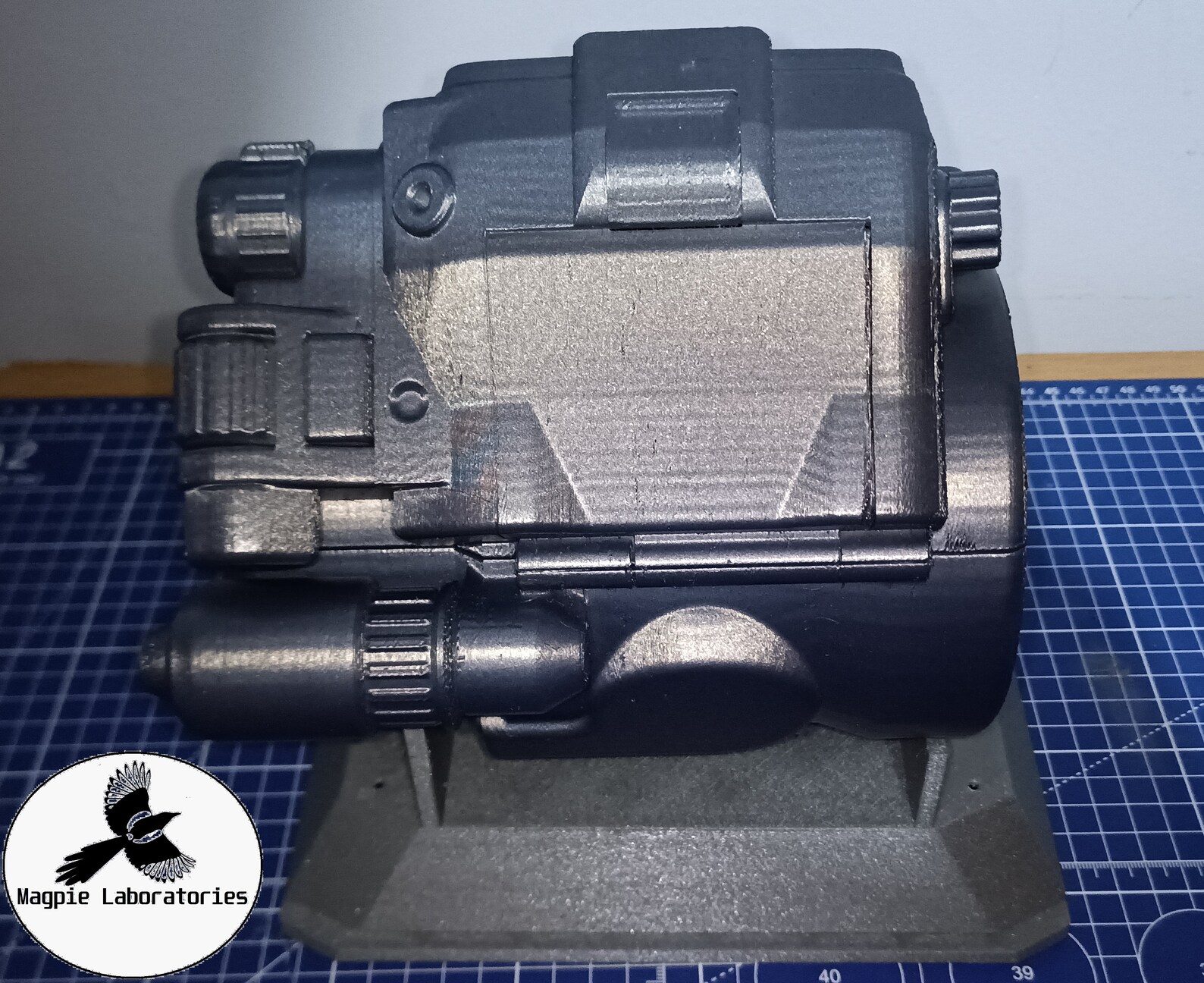 Wearable Fallout Pip Boy 3000 MKIV W/ Stand Prop Replica 3 4 TV Painted ...