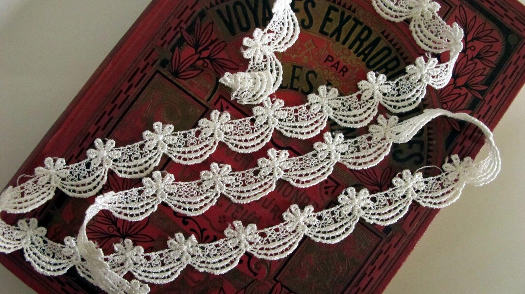 Pre-cut DAISY Venise LACE Swags Gadroon Trim. A Soft off White Ivory ...