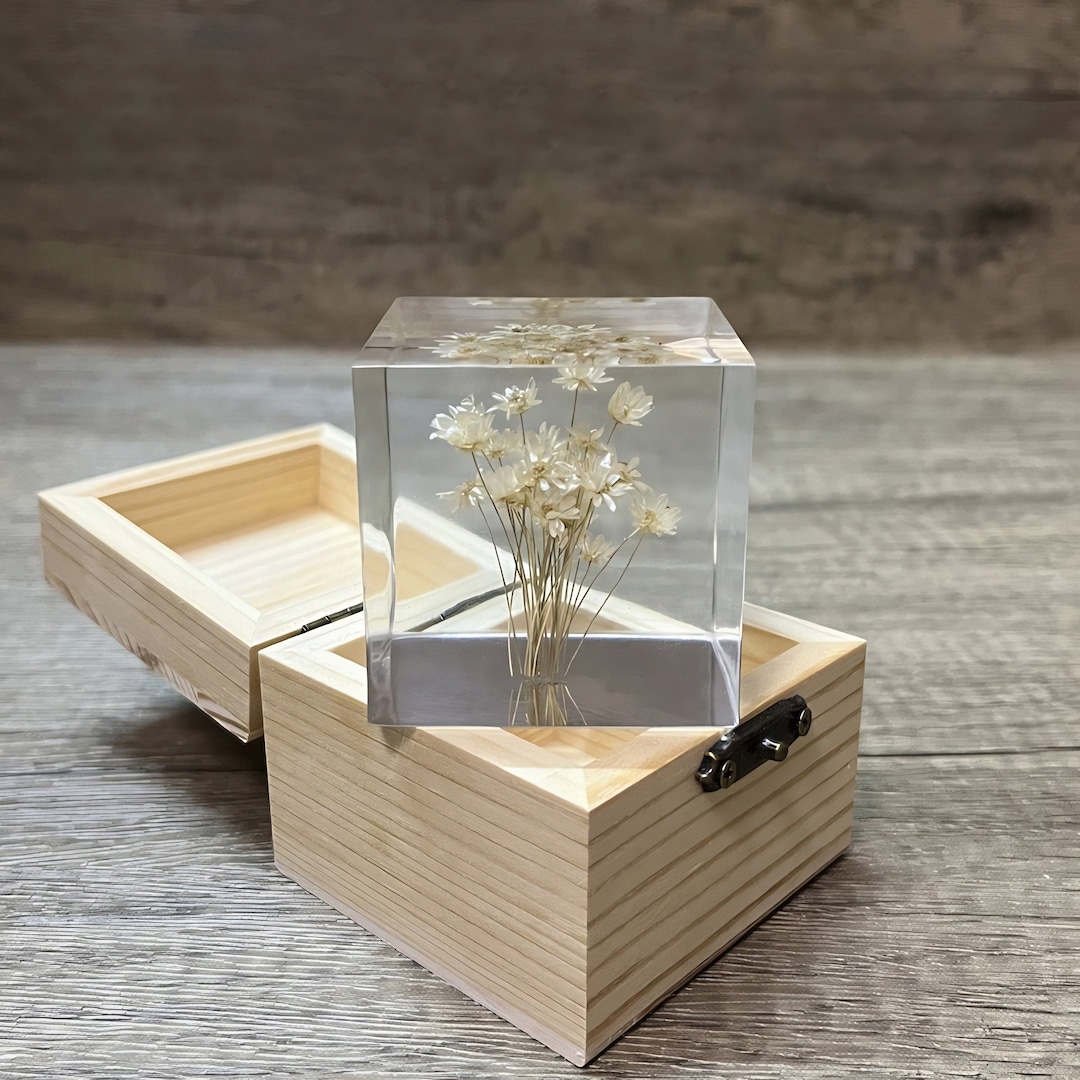 White Daisy Flower Epoxy Resin Cube - Meaningful Girlfriend Home Decor ...