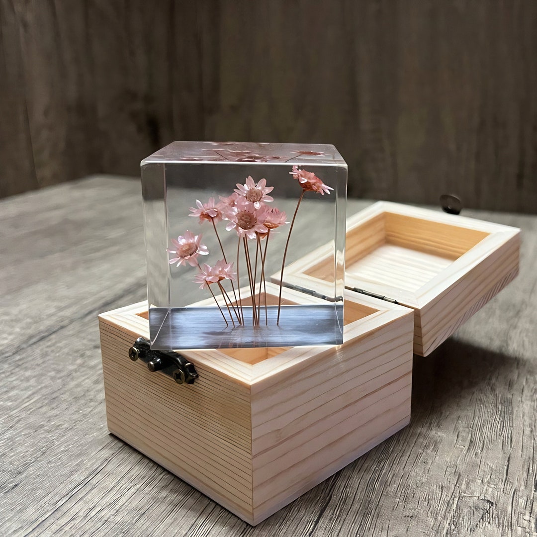 Red Daisy Flower Epoxy Resin Cube - Meaningful Girlfriend Home Decor ...