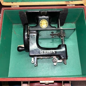 Vintage Singer 20 Sew Handy Child's Sewing Machine, Black Childs Singer ...