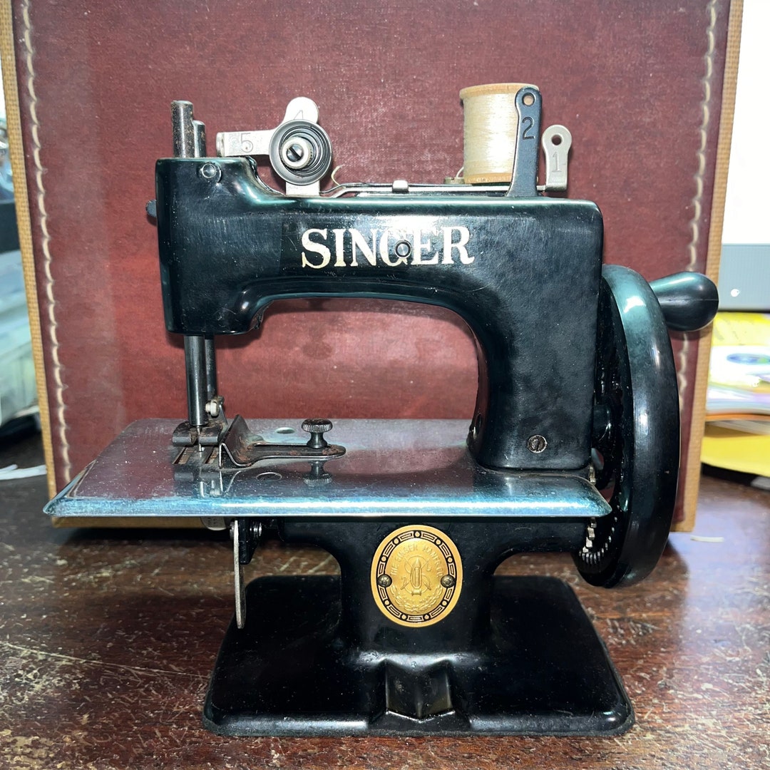 Vintage Singer 20 Sew Handy Child's Sewing Machine, Black Childs Singer ...