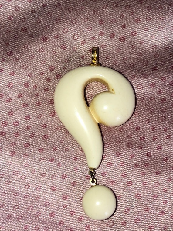 Vintage Crown Trifari Question Mark Lucite Cream Lar… - Gem