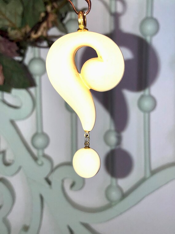 Vintage Crown Trifari Question Mark Lucite Cream Lar… - Gem