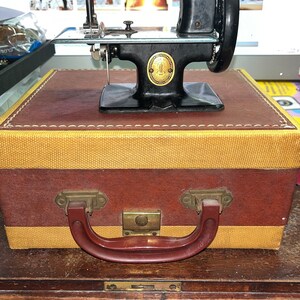 Vintage Singer 20 Sew Handy Child's Sewing Machine, Black Childs Singer ...