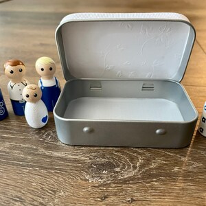 Sweet Family Peg People Dolls House Pretend Play Set in Themed Tin Open ...