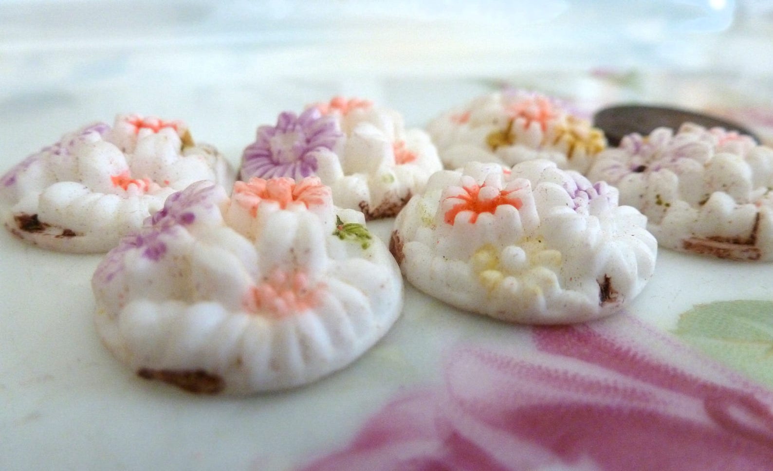 1 Adorable Opaque 60s Japan White Relief ROUND Flower Cab Stone, 19.5mm ...
