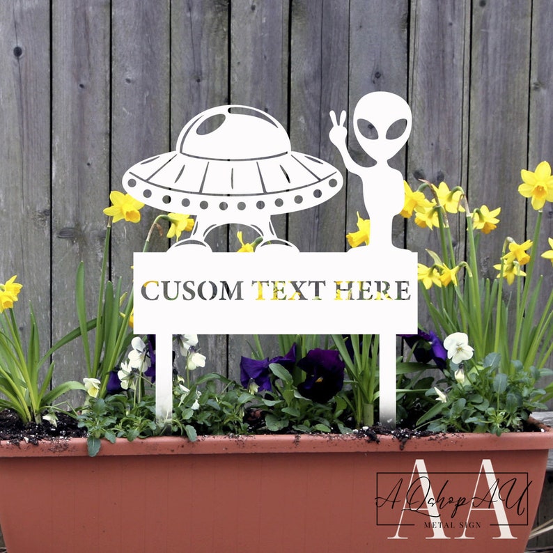 Alien & UFO Spaceship Art Yard Sign, Custom Metal Alien Garden Yard Art ...