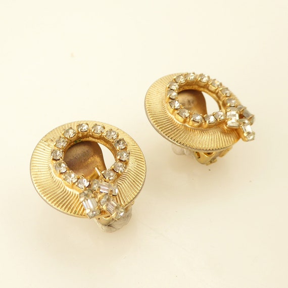 1960s Vintage gold circle cutout rhinestone wreath ba… - Gem