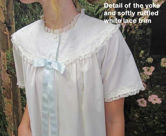 42 inch bust Shadowline White Robe, Never worn, Paste… - Gem