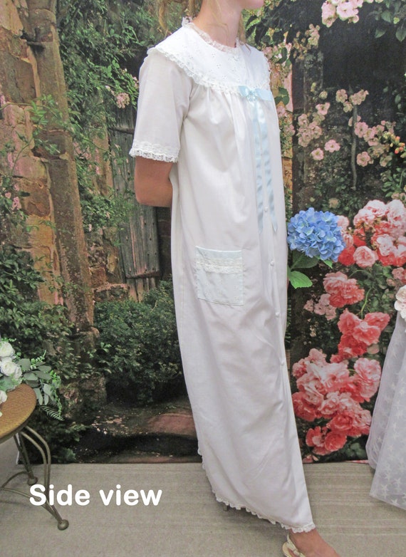 42 inch bust Shadowline White Robe, Never worn, Paste… - Gem