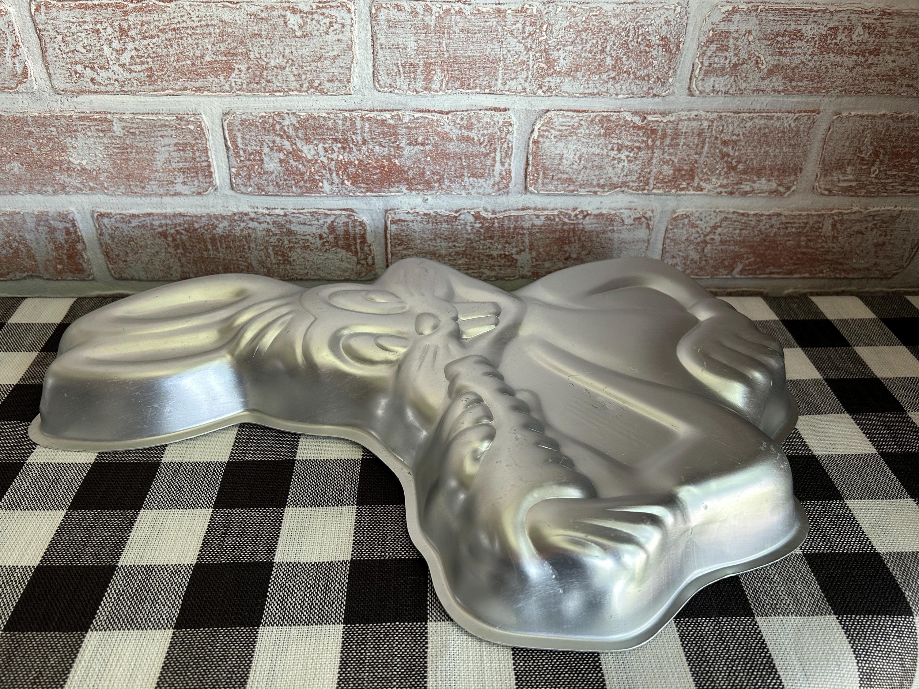 Vintage 1978 Warner Bros. Bugs Bunny Cake Pan – Wilton Aluminum Looney ...