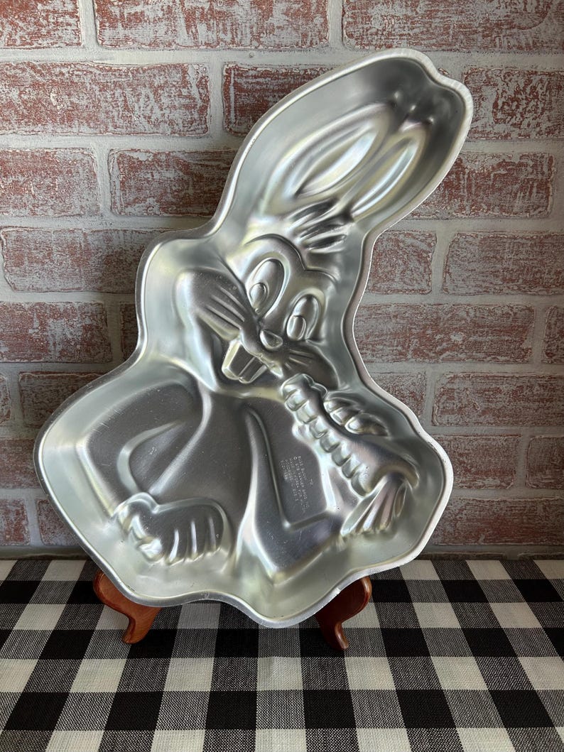 Vintage 1978 Warner Bros. Bugs Bunny Cake Pan – Wilton Aluminum Looney ...
