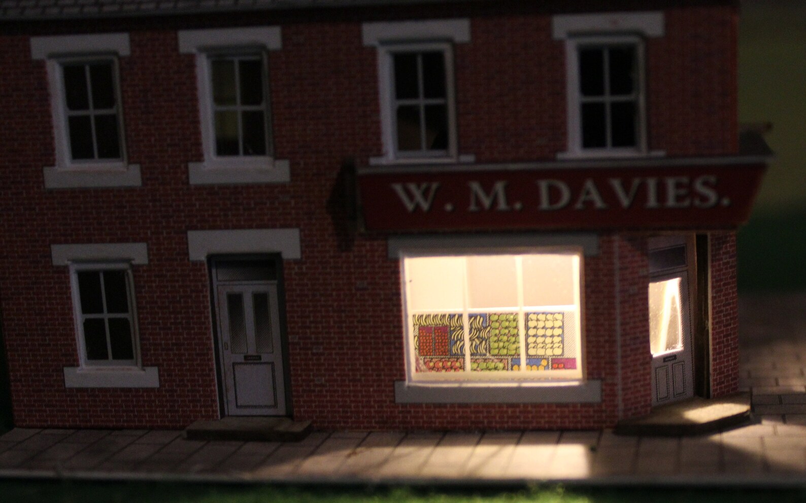 Metcalfe N Gauge PN116 Corner Shop & Pub, Ready-made With LED Lights ...