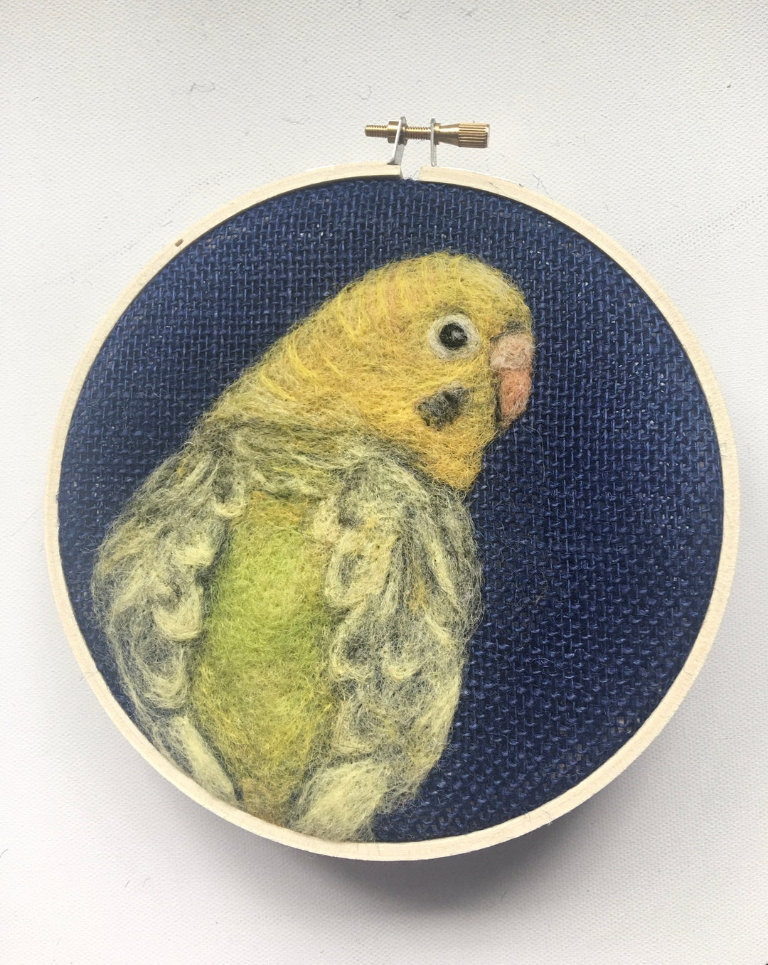 Perruche jaune et verte feutré à laiguille sur toile de jute - Etsy France