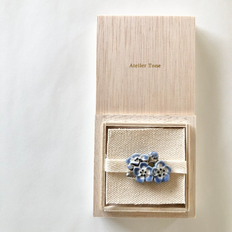 Obidome / Ceramic Sash Clip Obi-dome / baby Blue Eyes / Porcelain ...