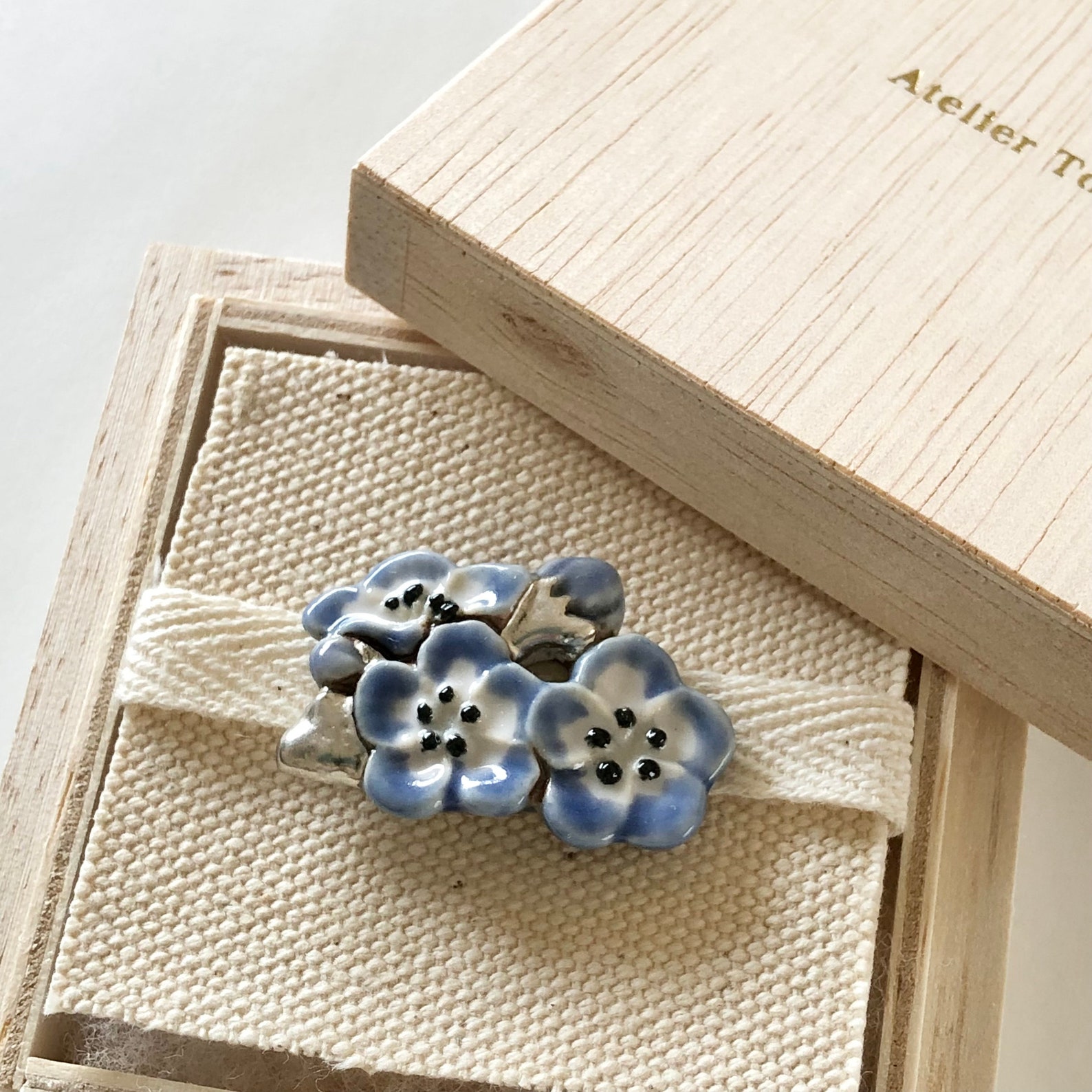 Obidome / Ceramic Sash Clip Obi-dome / baby Blue Eyes / Porcelain ...