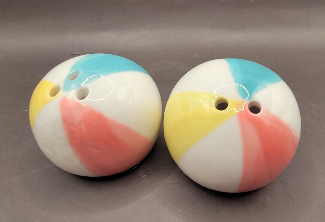 Vintage Beach Ball Salt and Pepper Shakers! - Etsy