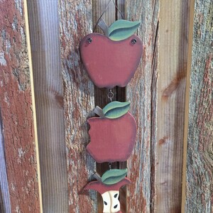 Painted Wooden 3 Tier Apples Decoration Sign With Decorative Metal Wire ...