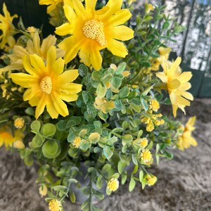 Rustic Daisy Flower Arrangement, Country Yellow Green Centerpiece ...