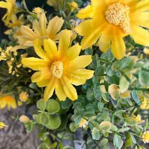 Rustic Daisy Flower Arrangement, Country Yellow Green Centerpiece ...