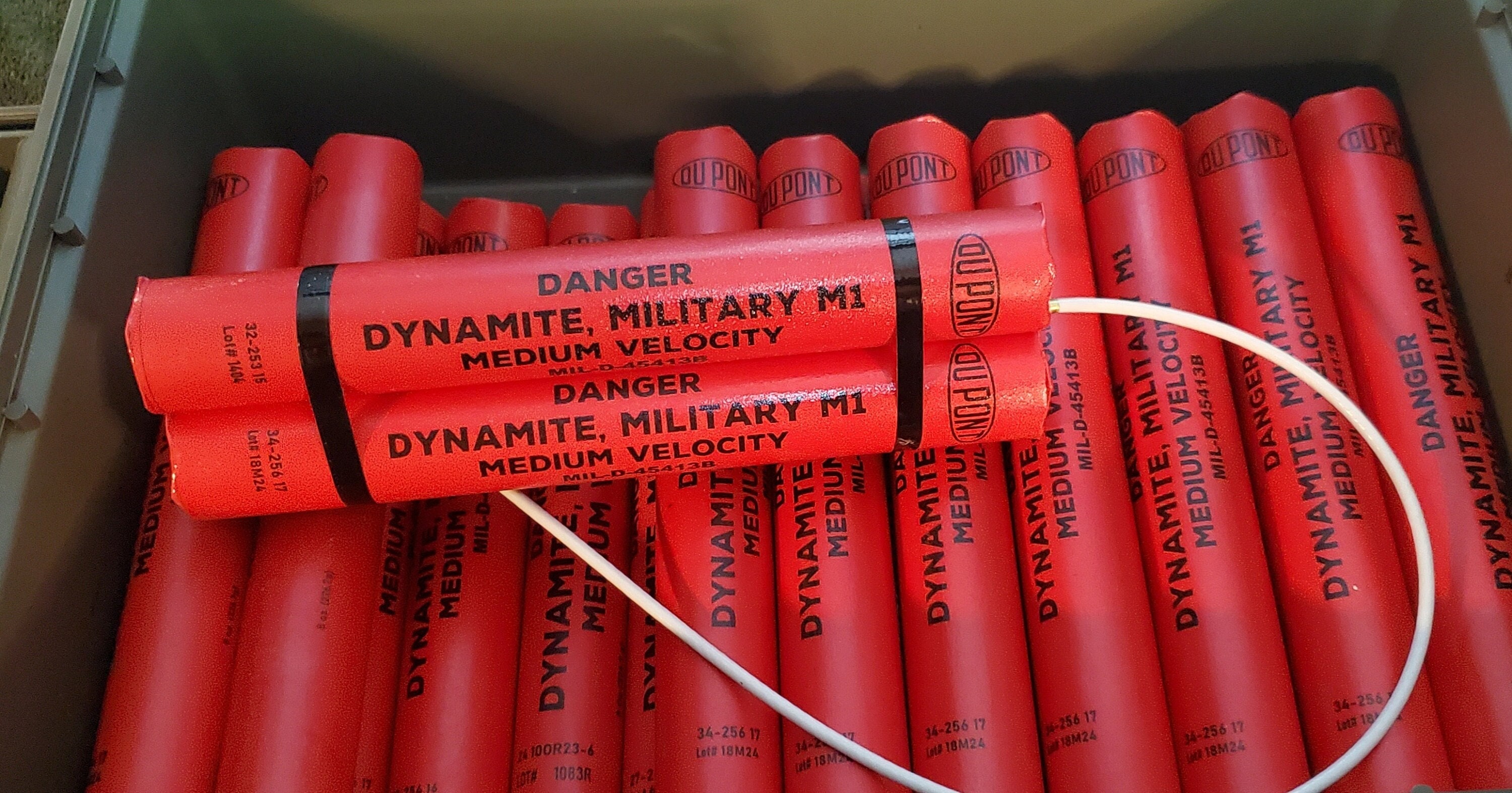 3 X Movie Prop Dynamite / TNT Sticks Inert Highly Realistic 3 Stick ...