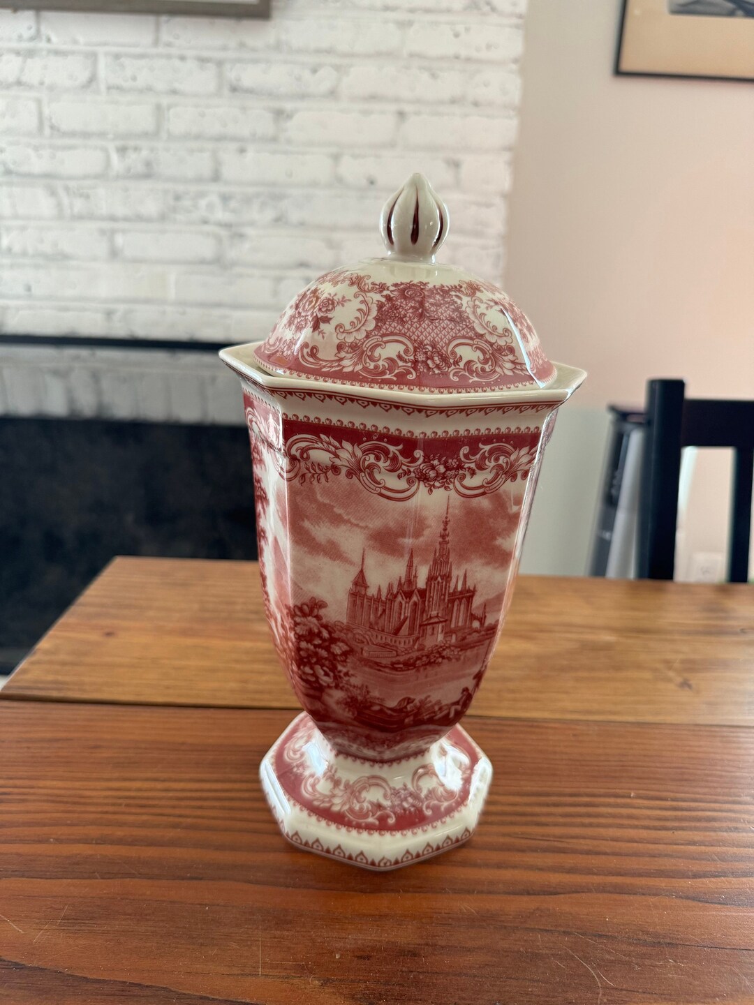 Veep Oval Office Porcelain Urn Red and Ecru Prop / Vase - Etsy
