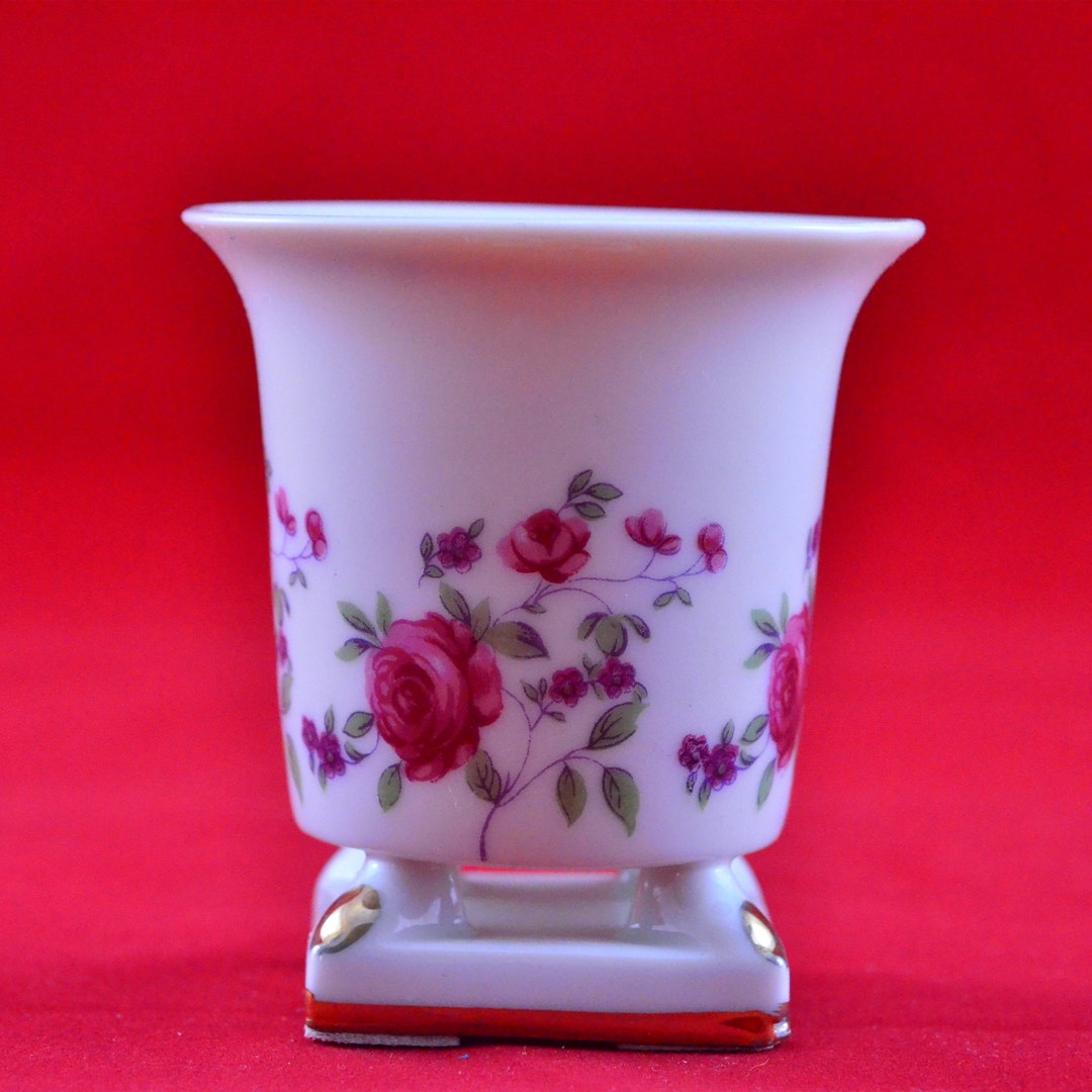Vintage Porcelain Footed Urn Bud Vase – Gold Trim - Made in Japan ...