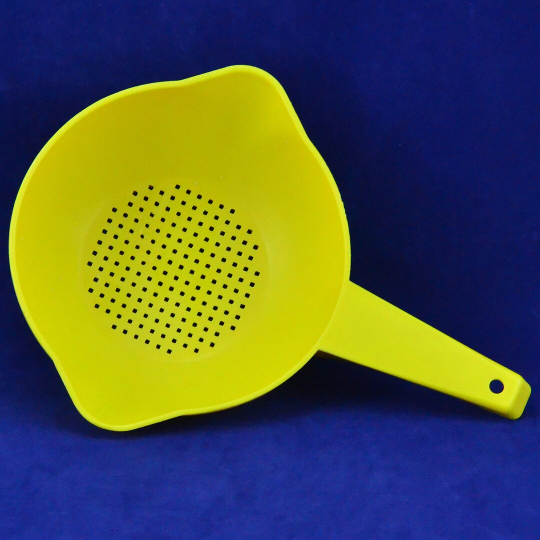 Tupperware One Quart Colander - Yellow - Tupperware 1200 - Long Handled ...