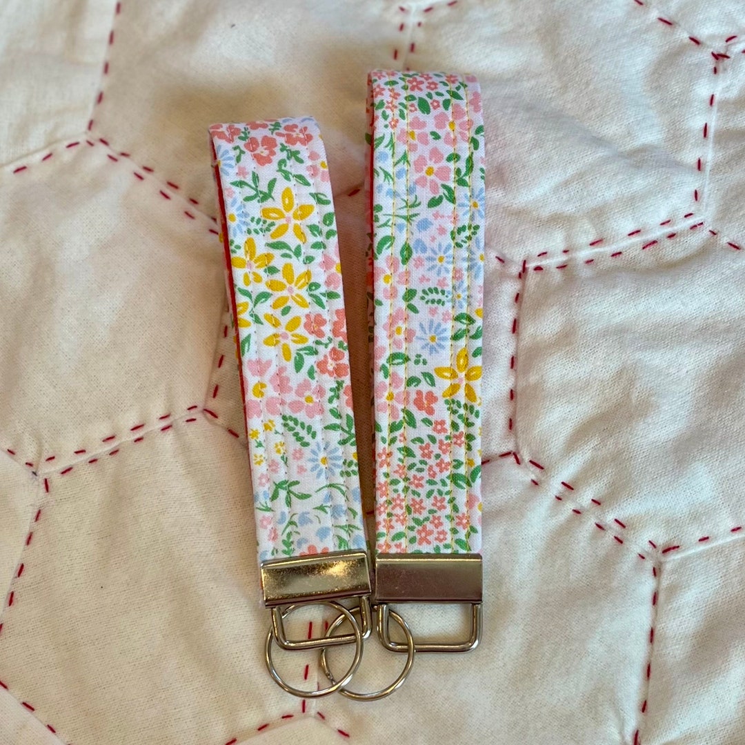 Pretty Floral Wristlet Keychain Keyfobs With Coral Daisy Lining - Etsy