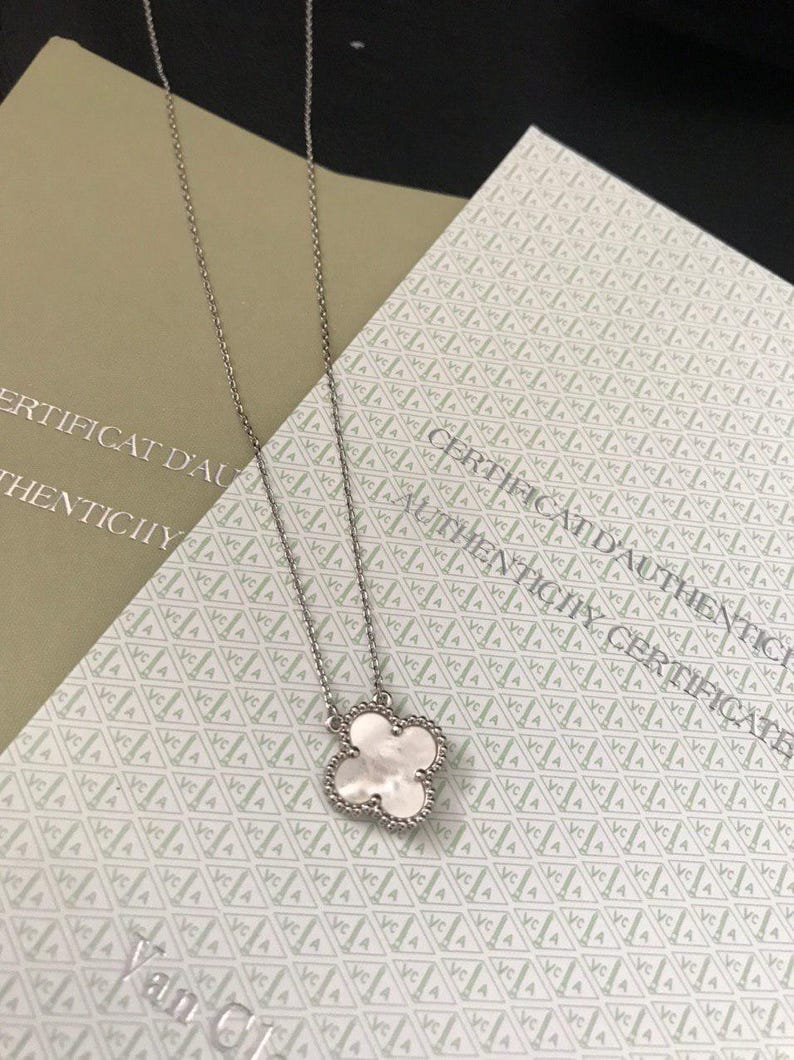 Van Cleef & Arpels White 18k Gold Pendant Necklace Elegant White Motif ...