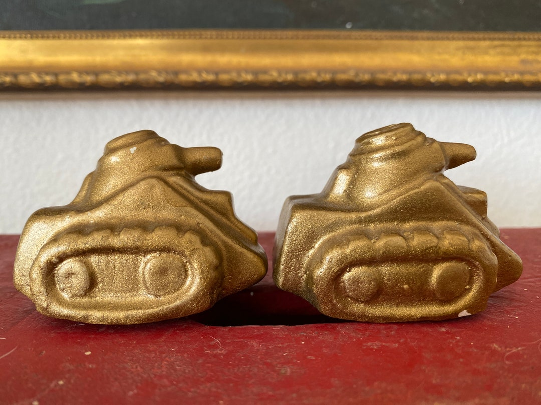Vintage 1940s Gold Tank Salt & Pepper Shaker Set Vintage Army Tank Salt ...