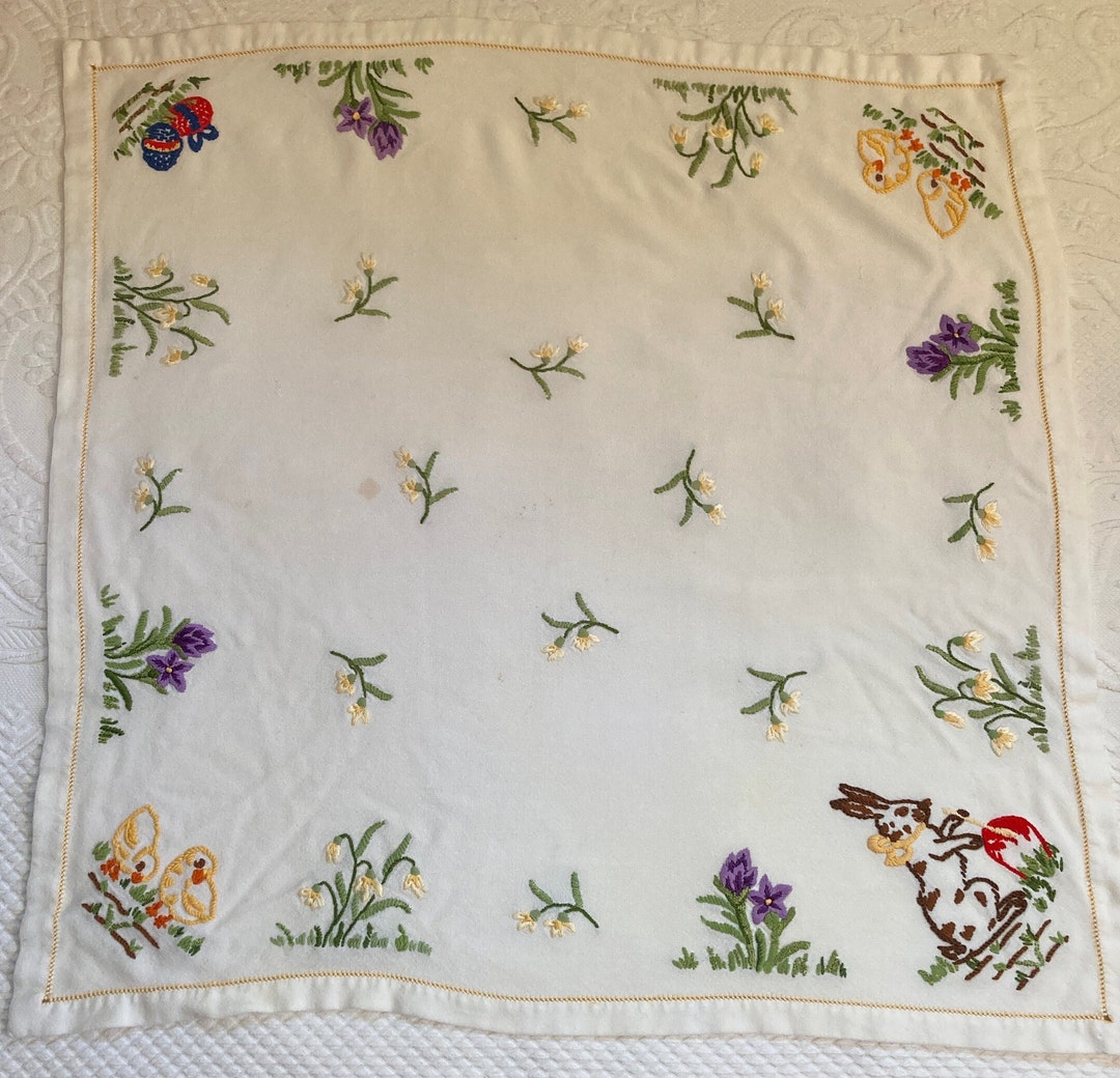 Easter Table Topper . Bunny Table Topper . Easter Topper . 40s Easter ...