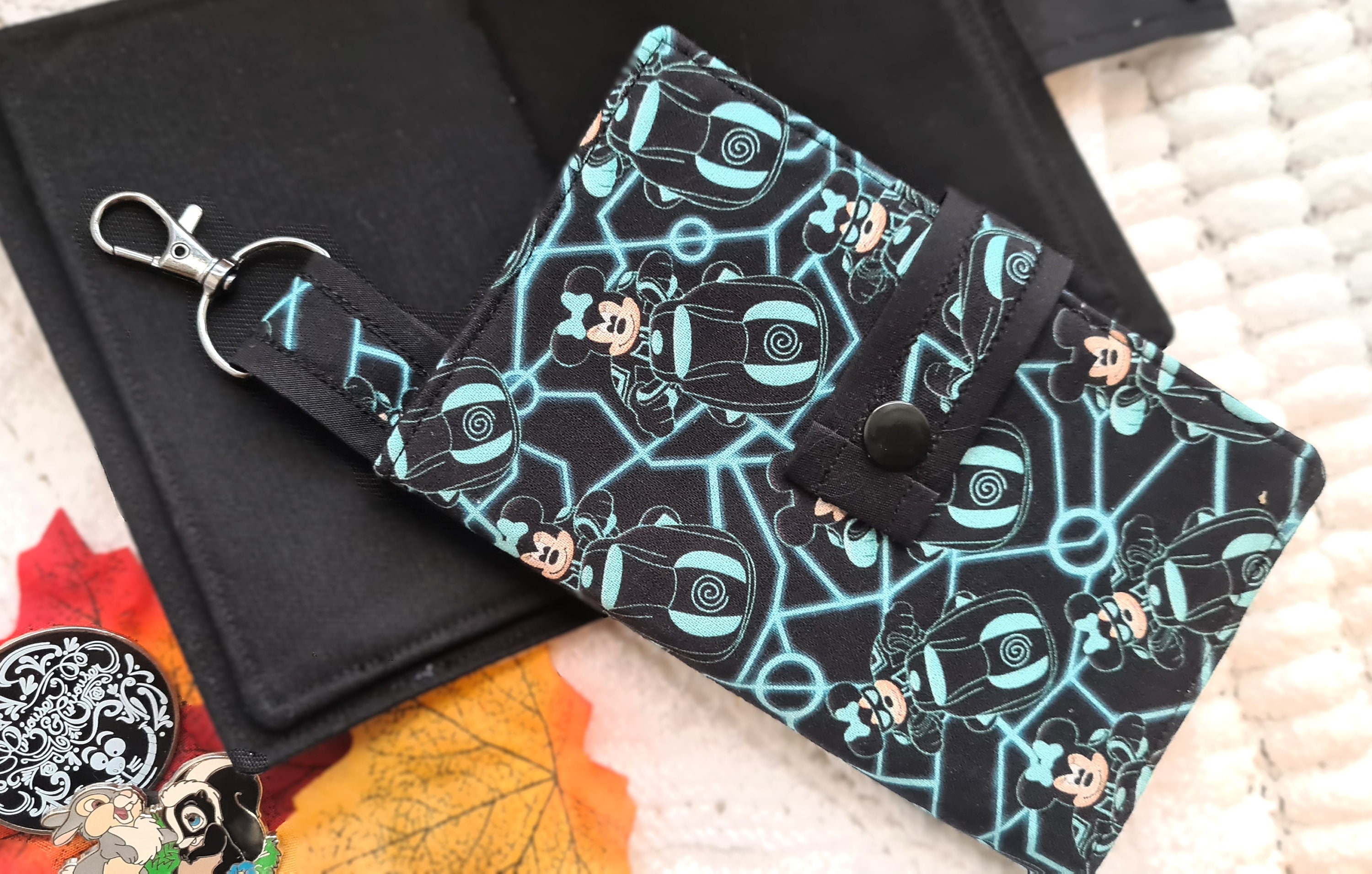 Disney Themed Portable Trading Pin Book Wallet With Carry Clasp for Pin ...