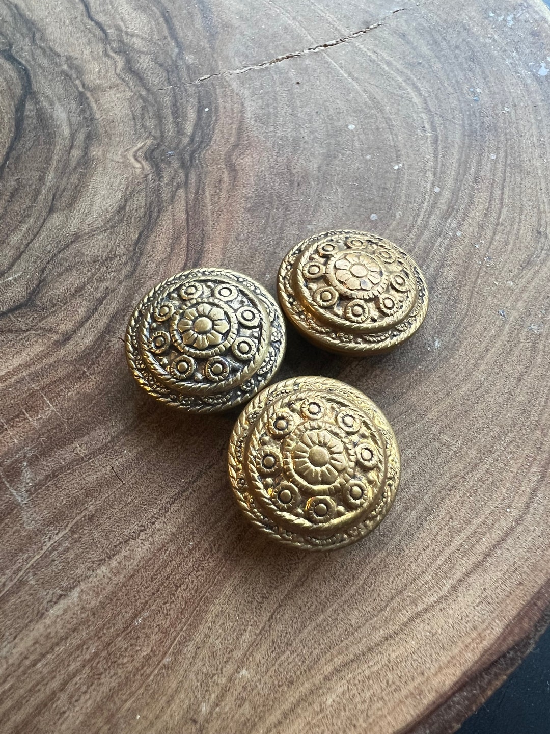 3 Vintage Brass Medallion Buttons - Etsy