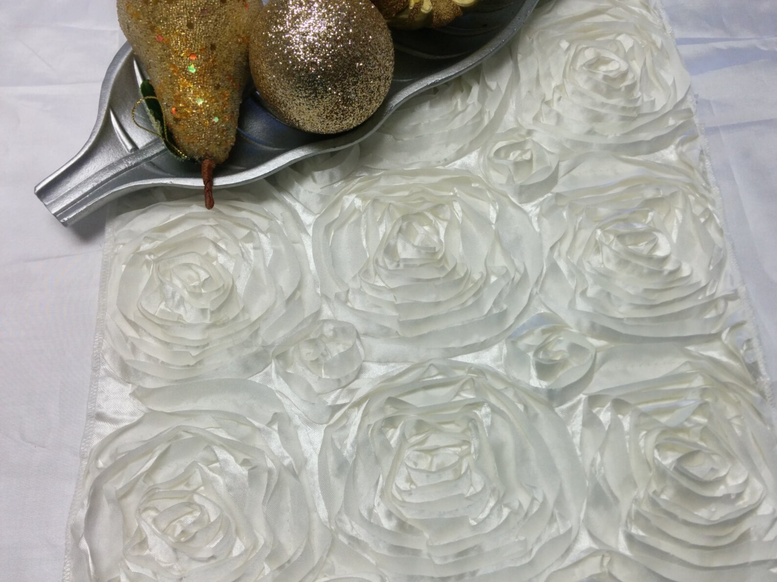 SATIN ROSETTE LINENS - Colors, Table Runner, Rounds, Squares, Red ...