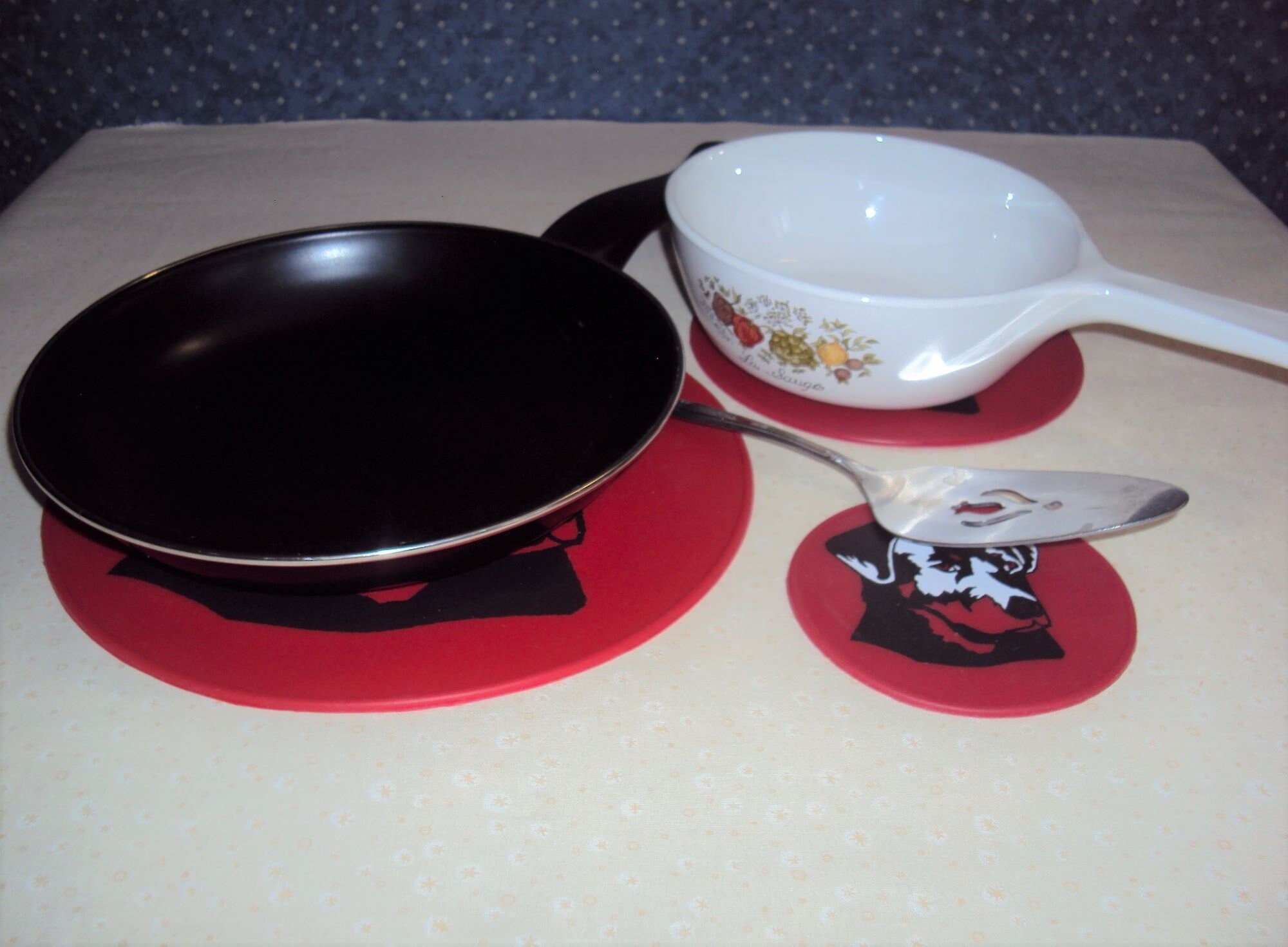 Red Black Labrador Nonslip Silicone Set Table Trivets, Table Placemats ...