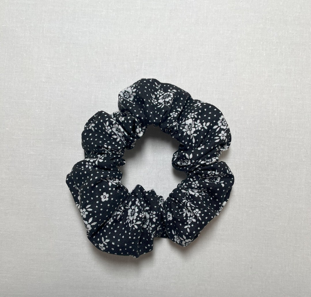 Minimalist Scrunchie Black and White Flowers Retro Minimalist Desgin ...