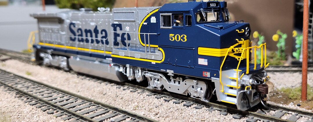 New Ho Scale Dash 8-40BW Santa Fe #503 (blue Bonnet) Atlas Silver ...