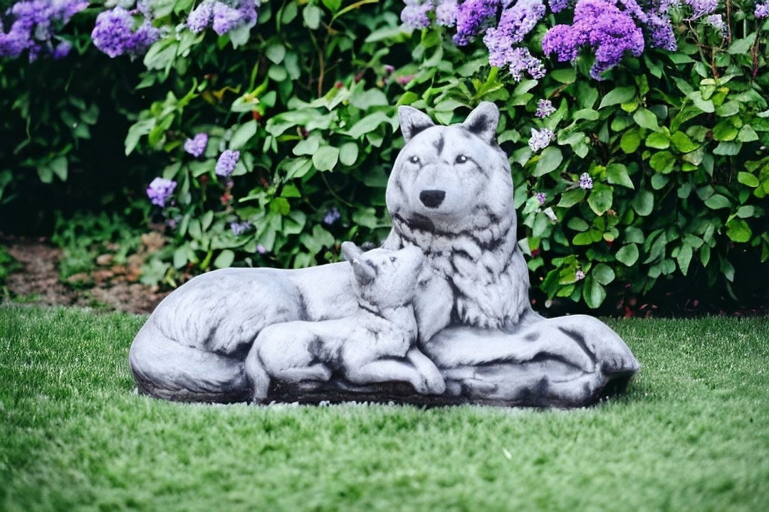 Two Wolves Statue, Laying Wolves, Wild Animals Figure, Concrete Garden ...