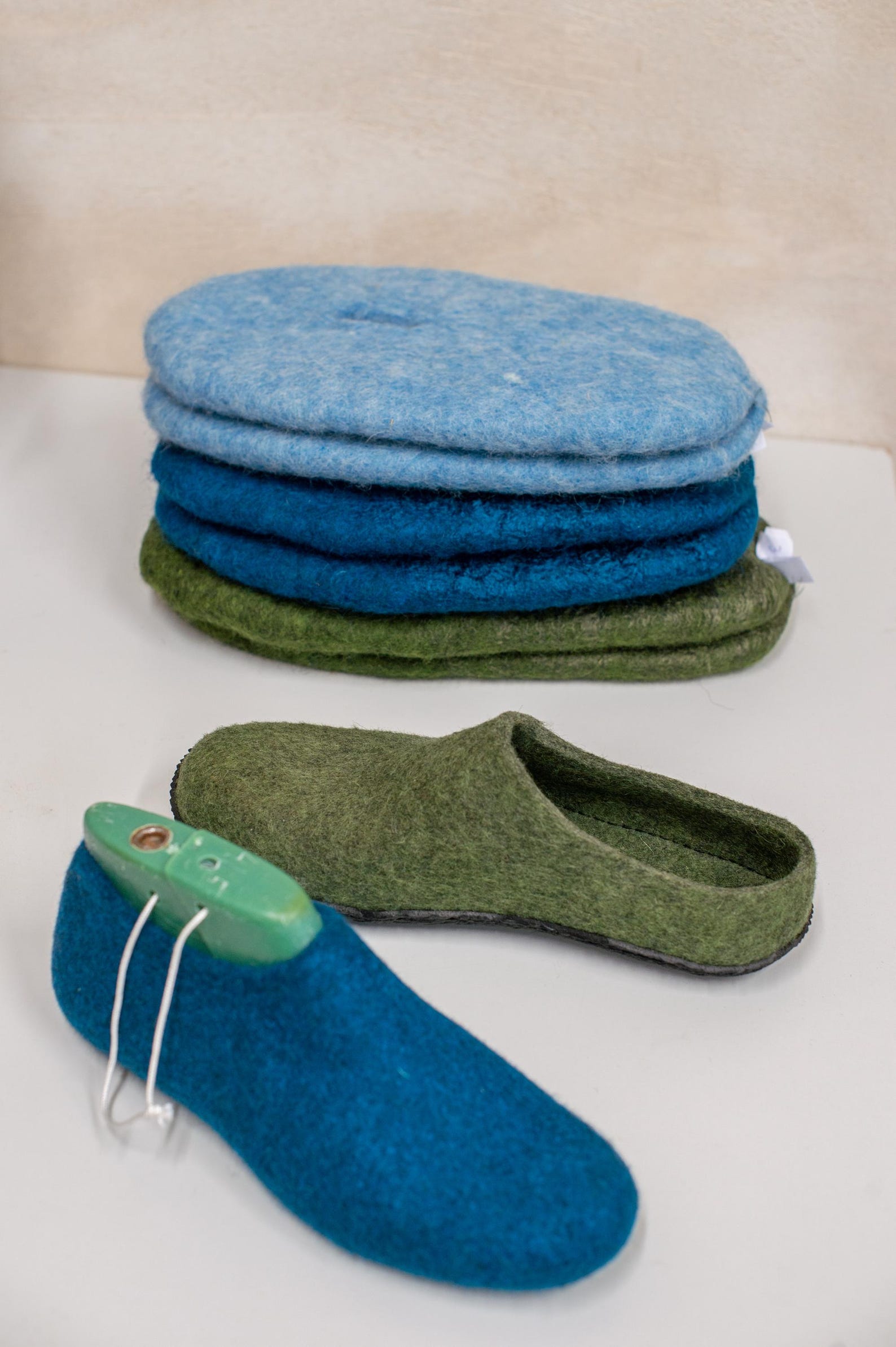 Prefelted Wool Slipper Kit: DIY Felting Lessons, Easy Beginner Craft - Etsy