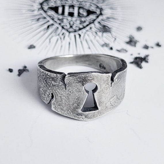 SIN Keyhole Ring | Etsy