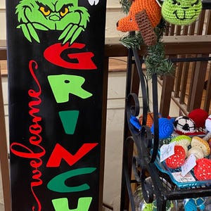 Welcome Grinches With Grinch Head and Hands Front Door Christmas Sign ...