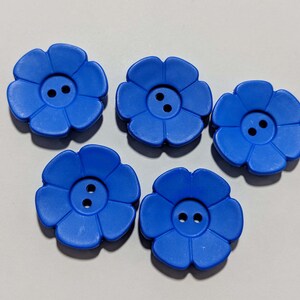 Daisy Royal Blue Flower Plastic Button - 28mm / 1 1/8 Inch - Dill ...